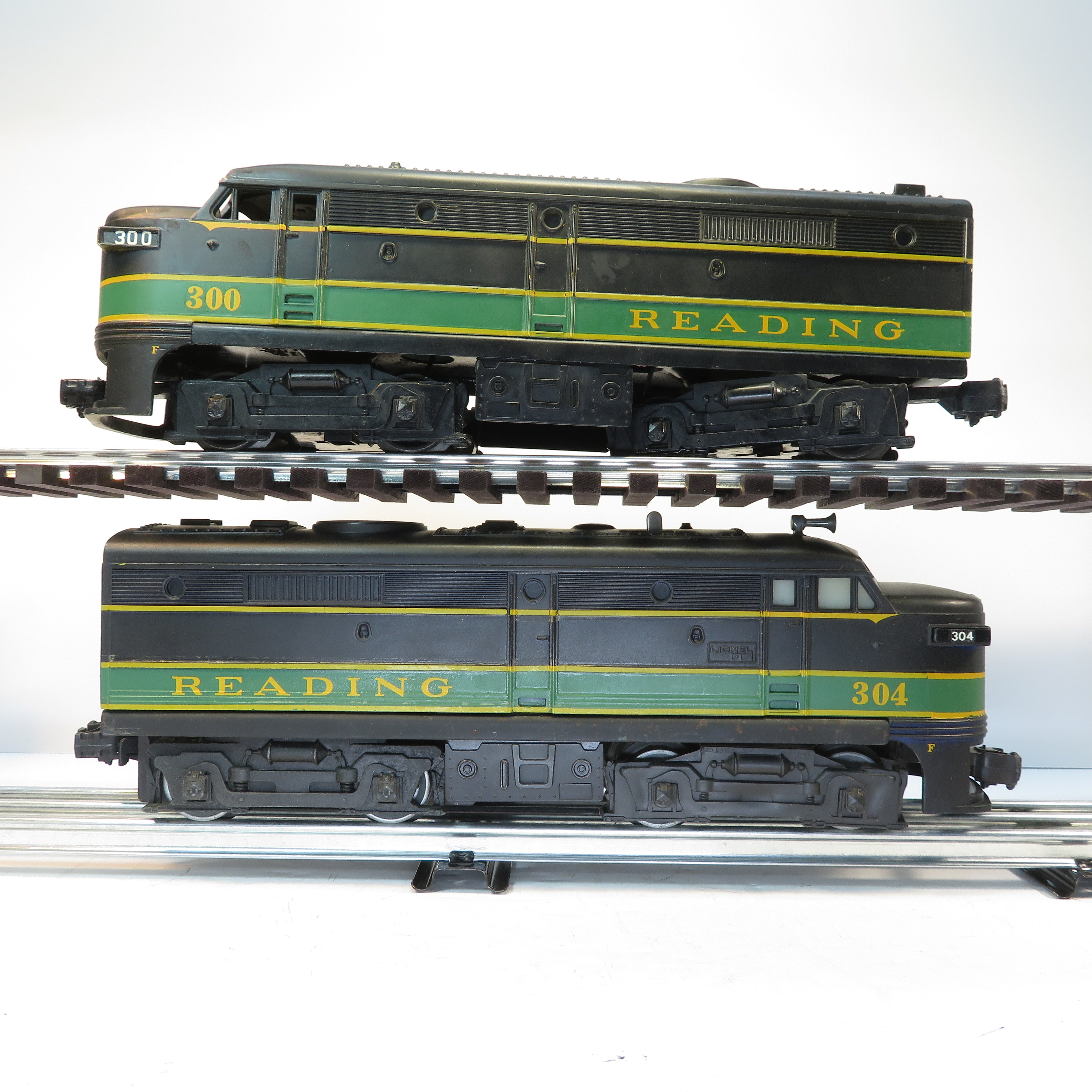Lionel 6-18934 Reading Diesel Loco Set #300/304 | East Main Trains