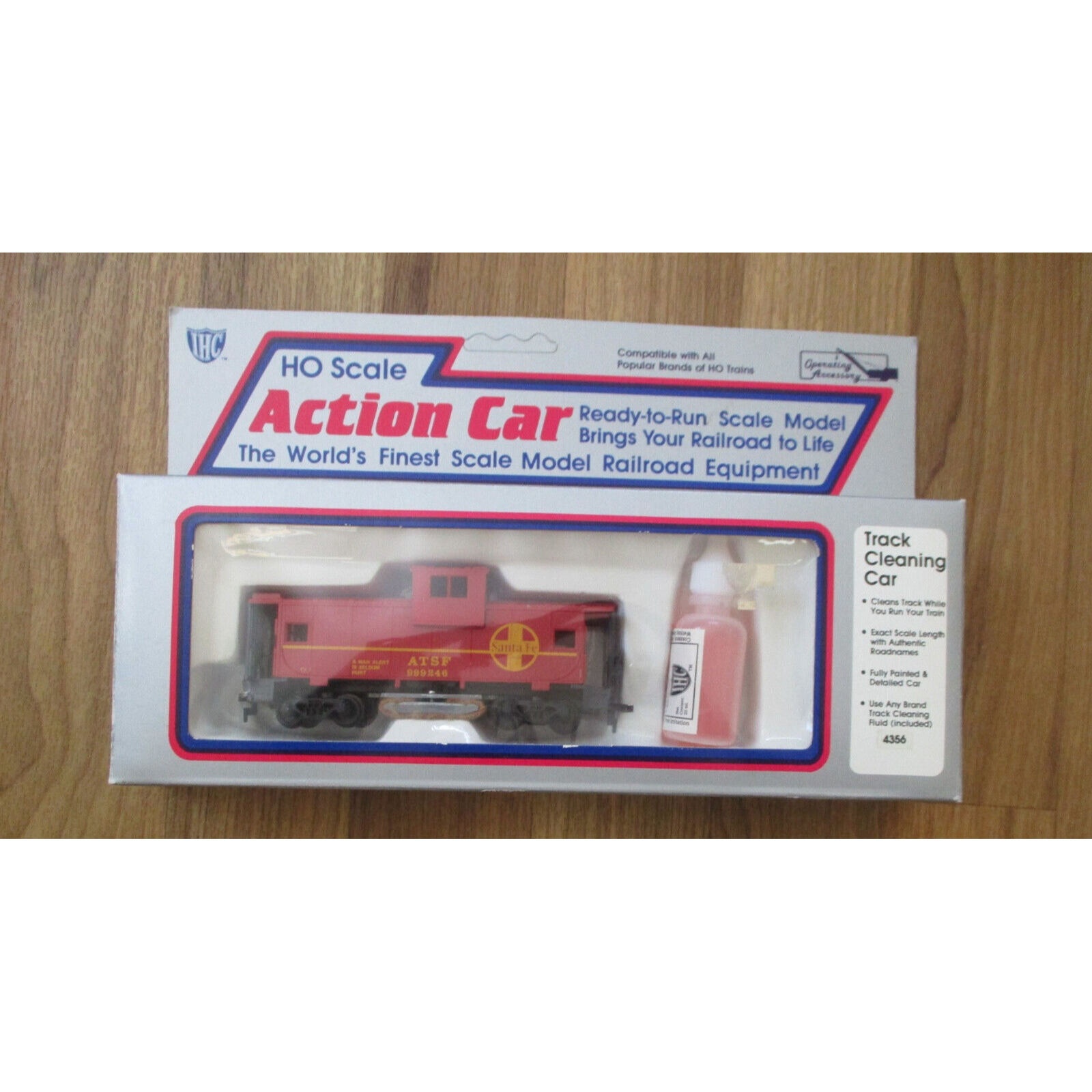 IHC 4356 HO Santa Fe Operating Track Cleaning Car | East Main Trains