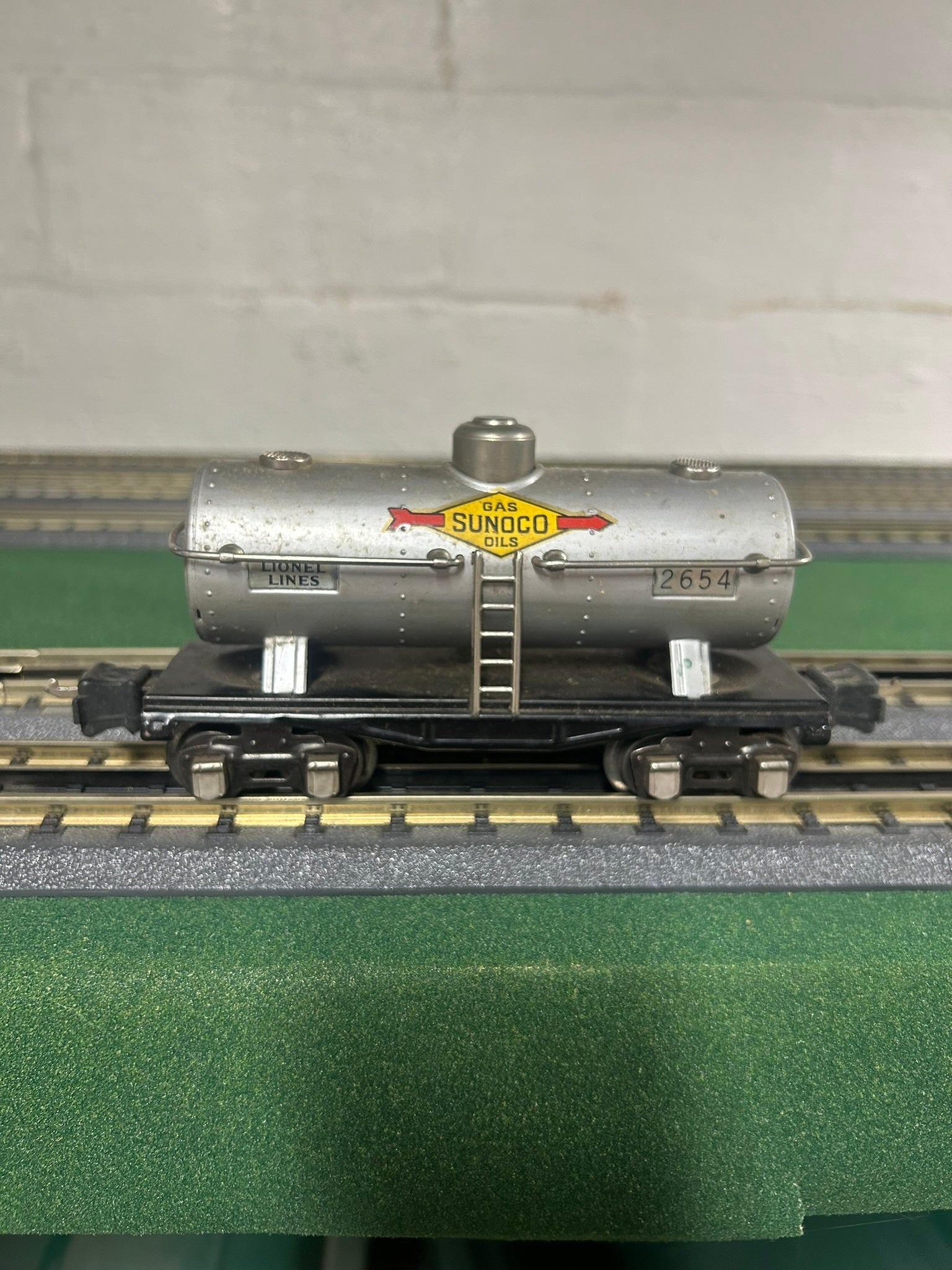 LIONEL 2654 SUNOCO Tank Car Silver | East Main Trains